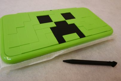 France: Minecraft New Nintendo 2DS XL Creeper Edition Launch Figures ...